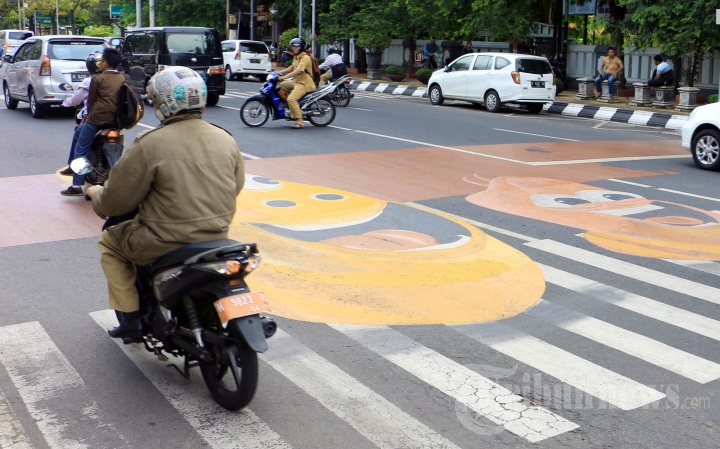 Zebra Cross Bermotif Animasi Film Kartun Larva Di Jalan, Foto 2 ...