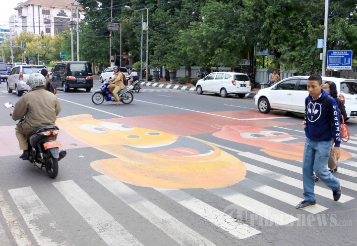 Zebra Cross Bermotif Animasi Film Kartun Larva Di Jalan, Foto 3 ...