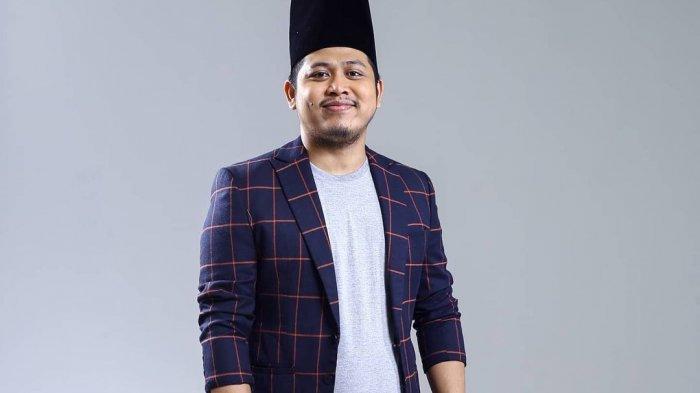 Profil Tretan Muslim, Komika Sekaligus Rekan Kerja Coki Pardede - TribunnewsWiki.com