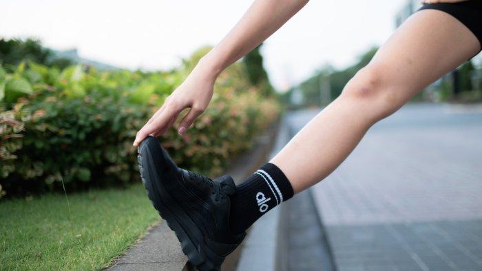 Alo Yoga Mulai Langkah Baru dengan Peluncuran Running Sneaker ...