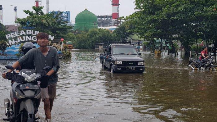 Bikers Wajib Tahu, Ini yang Harus Dilakukan Setelah Motor Terendam Banjir - TribunnewsWiki.com