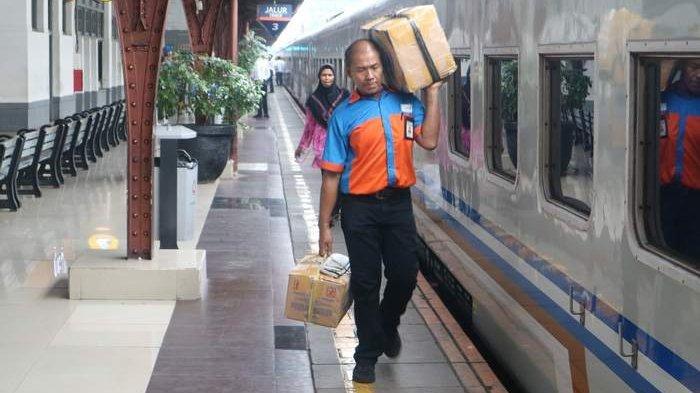 Cara Mudah Pesan Jasa Porter Kereta Api Secara Online, Cukup Siapkan ...