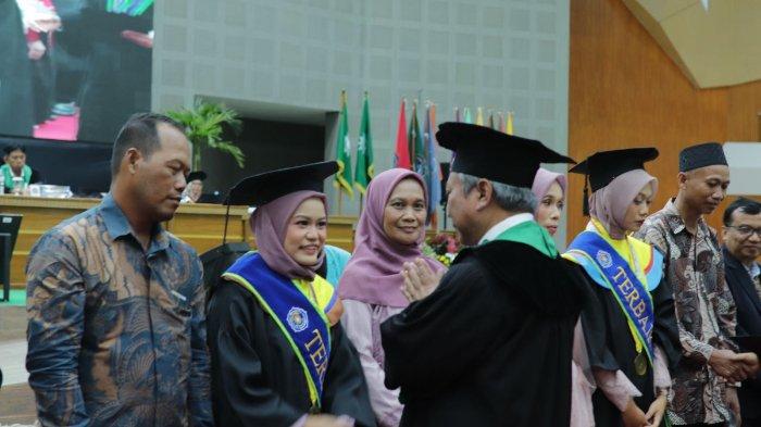 Kisah Mengharukan, Sang Ayah Hadir di Wisuda UMS Menggantikan Putranya yang Telah Meninggal ...