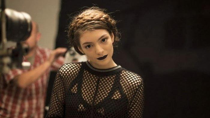Lirik dan Terjemahan Lagu Team - Lorde, Viral usai Bella Hadid Post di ...