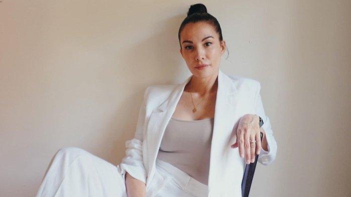 Nadya Hutagalung - TribunnewsWiki.com