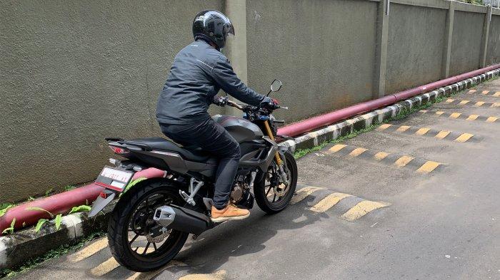 Bikers Wajib Tahu, Begini Teknik Safety Riding Tetap Seimbang Saat ...