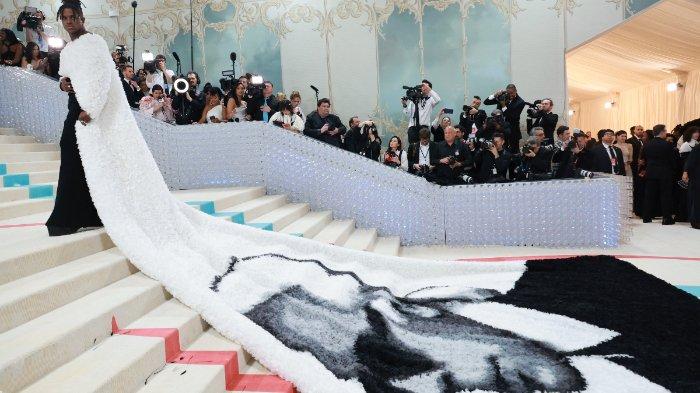 9 Pria yang Curi Perhatian di Met Gala 2023: Lil Nas X Manusia Silver ...