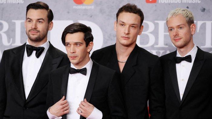 Mengenal The 1975, Band yang Konsernya Dihentikan Usai Vokalisnya ...