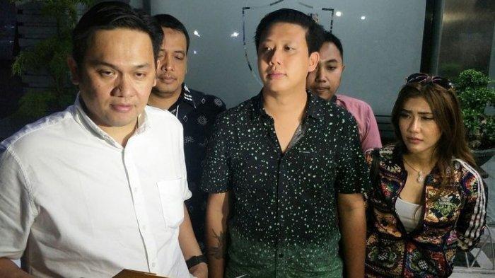 Terkait Kasus 'Bau Ikan Asin' Rey Utami dan Suami Jalani Pemeriksaan ...