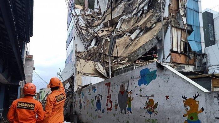 Gedung Roboh di Slipi Timpa Kendaraan, 1 Driver Ojol dan Lansia Jadi ...