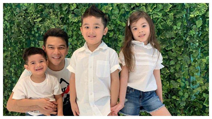 Jonathan Frizzi dan Dhena Devanka Ajarkan Rasa Empati Kepada Anak ...