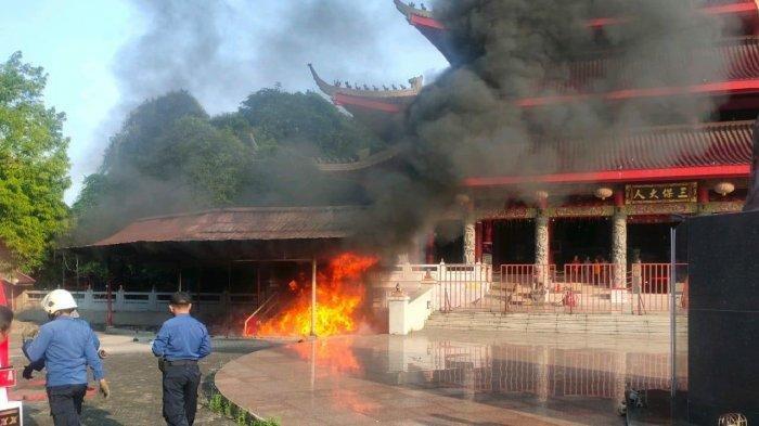 Kelenteng Sam Poo Kong Semarang Kebakaran, Api Diduga dari Lilin yang Menyala - TribunnewsWiki.com
