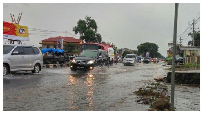 Masuk Musim Hujan, Simak Tips Mengendarai Sepeda Motor yang Aman saat Hujan - TribunnewsWiki.com