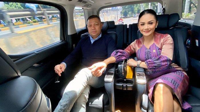 Diantar Bekerja oleh Raul Lemos, Krisdayanti Pamer Naik Mobil Mewah ...