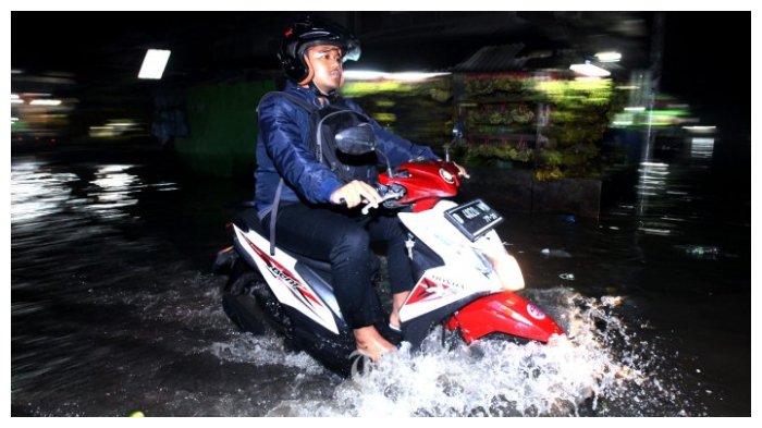 Masuk Musim Hujan, Simak Tips Mengendarai Sepeda Motor yang Aman saat Hujan - TribunnewsWiki.com