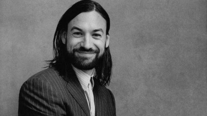 Profil Ross MacDonald, Bassist The 1975 yang Berciuman dengan Matty Healy saat Konser di ...