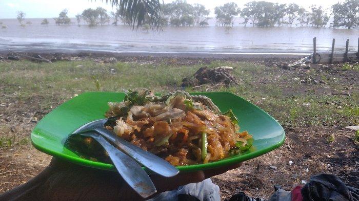 Menyantap Mie Sagu Sambil Bersantai di Pantai Raja Kecik Bengkalis ...
