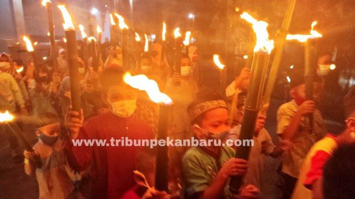 Foto: Pawai Obor dan Takbir Keliling di Tenayan Raya, Pekanbaru ...