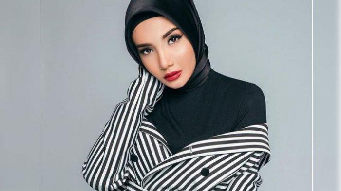 PROFIL Zaskia Sungkar, Pernah Bentuk Grup Duo Vokal The Sisters dan ...