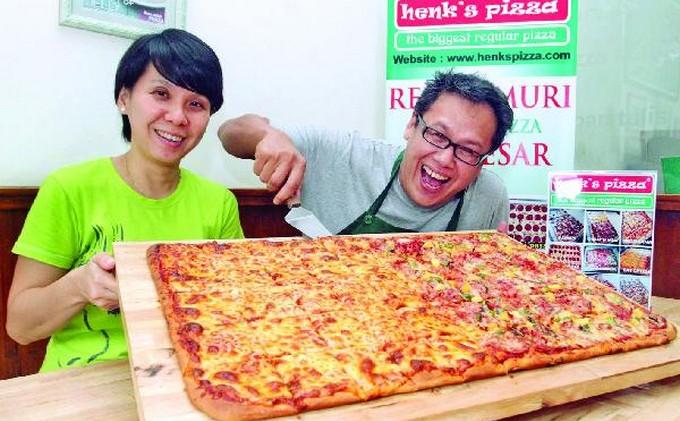 Henks Pizza Disajikan Setengah Meja - Wartakotalive.com