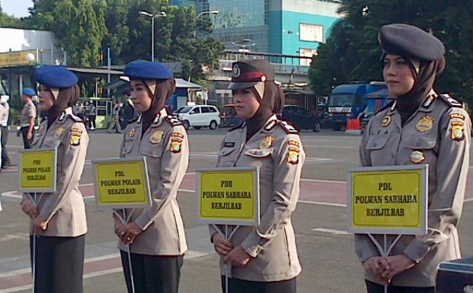 Polri Minta Polwan Buka Jilbab Dulu - Wartakotalive.com