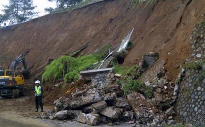 Puncak Longsor, Lalin Buka Tutup Jalur - Wartakotalive.com