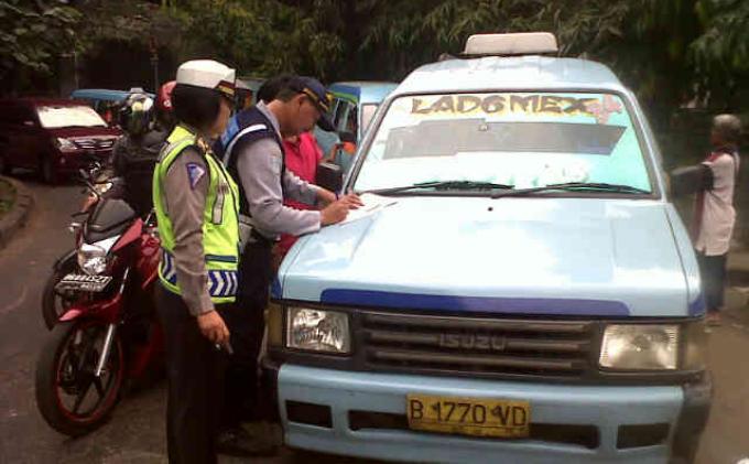 Sopir Mikrolet M16 Penabrak Motor Ditangkap - Wartakotalive.com