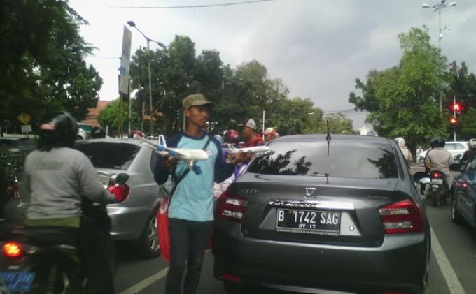 Pedagang Asongan pun Bertaruh Nyawa - Wartakotalive.com