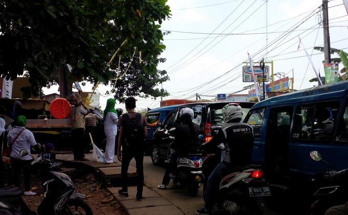 Jalan Sawangan Raya Sempit, Warga Jengkel Tiap Hari Macet Apalagi Saat ...