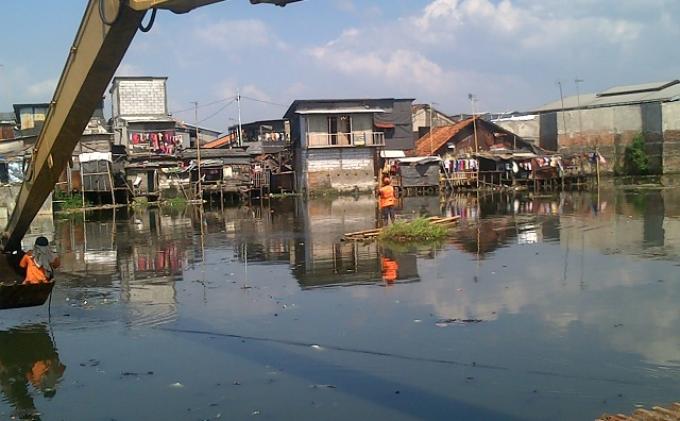 Rumput dan Sampah di Kampung Apung Diangkut Getek - Wartakotalive.com