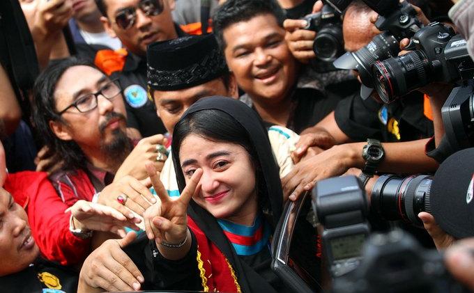 Inilah Makna Baju Hitam Dewi Perssik - Wartakotalive.com Inilah Makna Baju Hitam Dewi Perssik - Wartakotalive.com