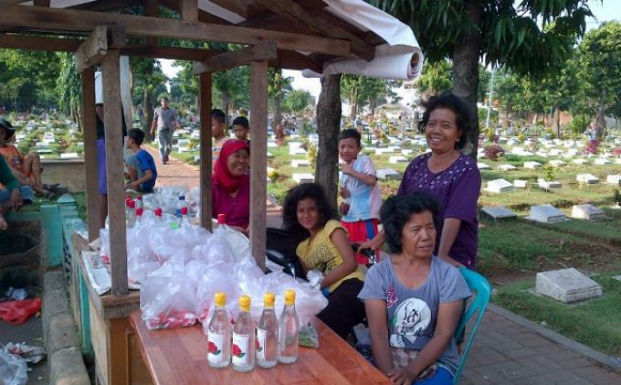 Pedagang di TPU Duri Kepa Keluhkan Mahalnya Bunga Tabur di Rawabelong ...