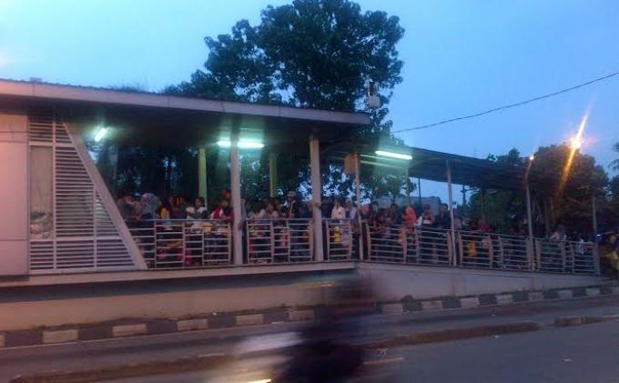 Ratusan Pengunjung Ragunan Masih Menunggu Transjakarta - Wartakotalive.com