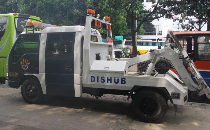 Truk Trailer Juga Kena Derek - Wartakotalive.com