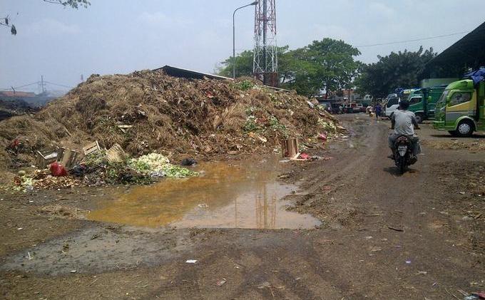 Sampah Menggunung di Pasar Induk Kramat Jati - Wartakotalive.com