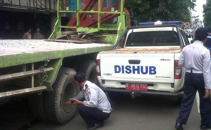 Mogok di Pinggir Jalan, Ban Truk Ini Digembos Petugas - Wartakotalive.com