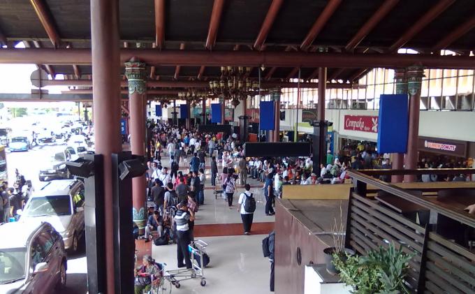 Jalur Drop Off Terminal 1 Diberi Partisi - Wartakotalive.com