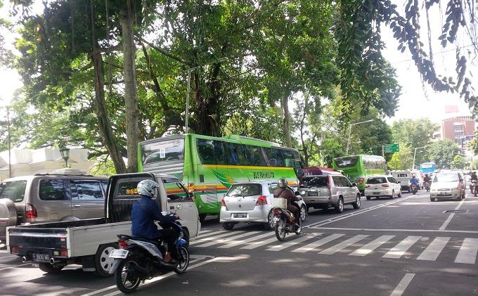Angkot Ngetem Bikin Jalan Juanda Bogor Macet - Wartakotalive.com Angkot Ngetem Bikin Jalan Juanda Bogor Macet - Wartakotalive.com