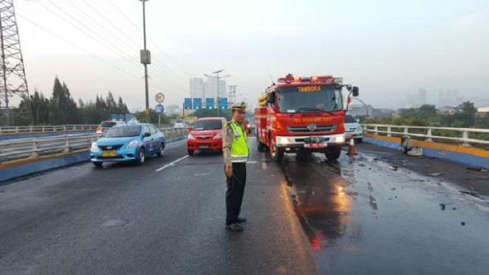 Truk Bermuatan Bahan Kimia Kecelakaan di Tol Grogol, Satu Tewas ...