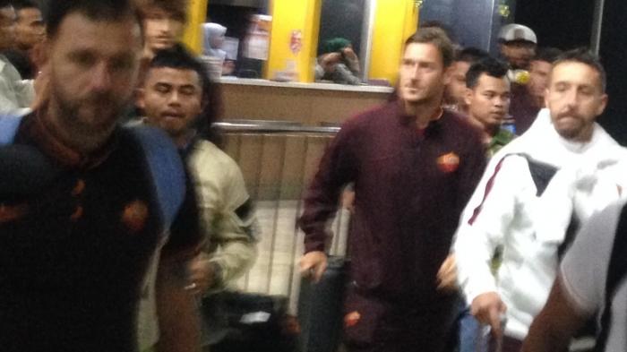 Breaking News: AS Roma Mendarat di Bandara Soekarno-Hatta ...
