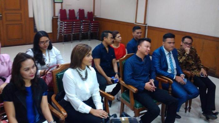 Inilah Penyebab Denada Ajukan Cerai kepada Suami - Wartakotalive.com Inilah Penyebab Denada Ajukan Cerai kepada Suami - Wartakotalive.com