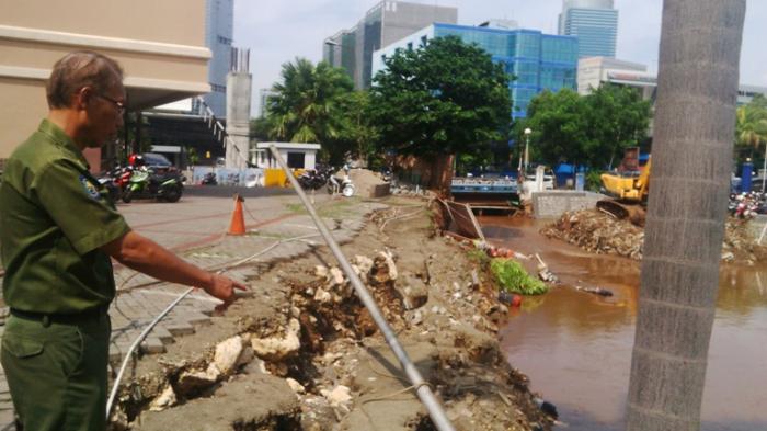 Turap dan Tanah Longsor di Tendean Square Mulai Diperbaiki Sudin Tata ...
