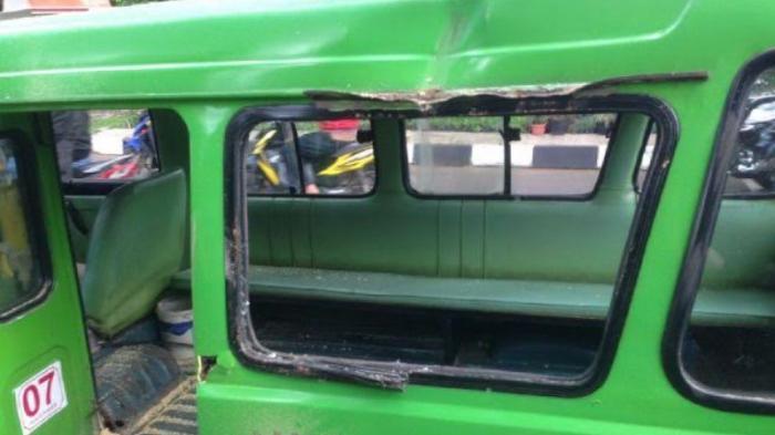 Angkot di Bogor Tertimpa Pohon Flamboyan Tumbang - Wartakotalive.com