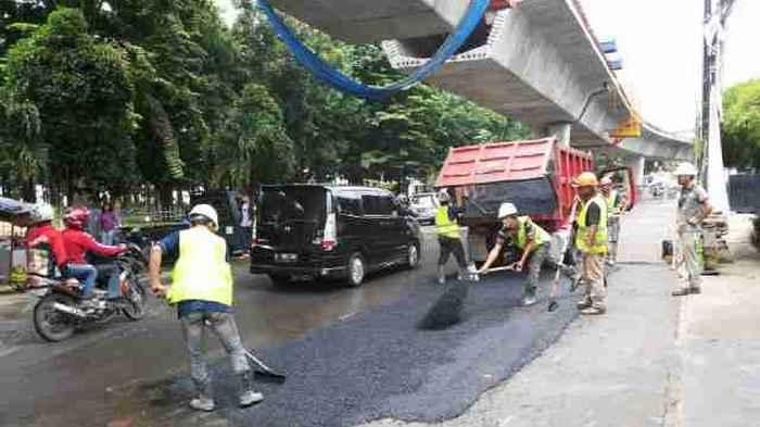 Jalan Raya di Bawah Pembangunan Jalan Layang Bus Transjakarta ...