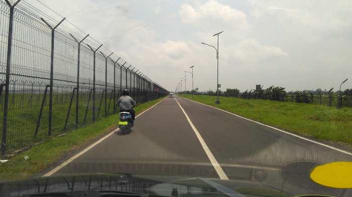 Pengendara Protes Perubahan Rute Jalur Perimeter Bandara ...