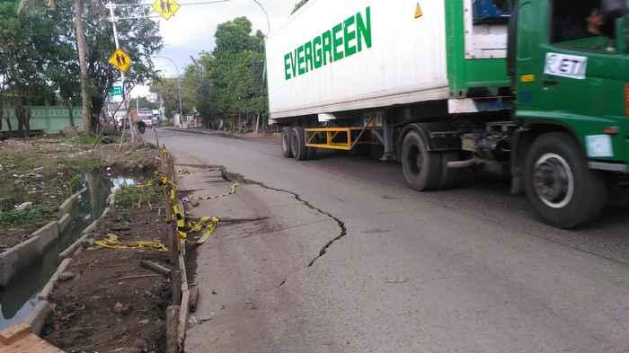 Jalan Raya Tugu Semper Retak dan Nyaris Ambles, Pengendara Was-was ...