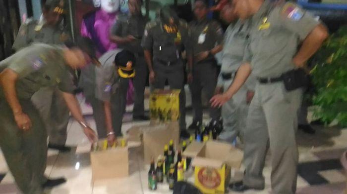 Satpol PP Sita Ratusan Miras di Jakarta Pusat - Wartakotalive.com