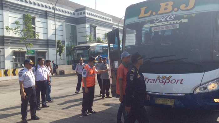 BPTJ Ramp Check Bus di Terminal Rawamangun - Wartakotalive.com