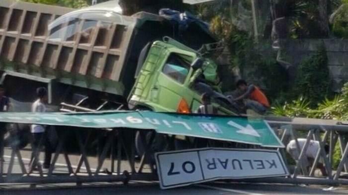 Tiang Penunjuk Arah Roboh, Jalan Tol ArahTangerang Macet ...