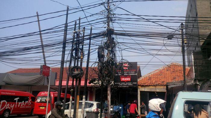 Kabel Semrawut di Tiang PLN Meledak, PLN Bakal Tertibkan Kabel Liar ...